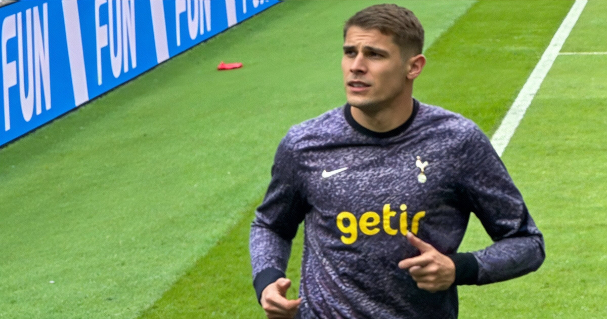 Liverpool Want Micky van de Ven in Robertson Swap Deal